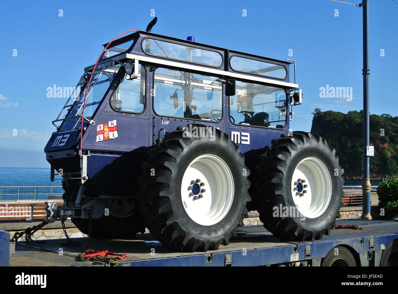 Rnli tractor hi-res stock photography and images - Alamy
