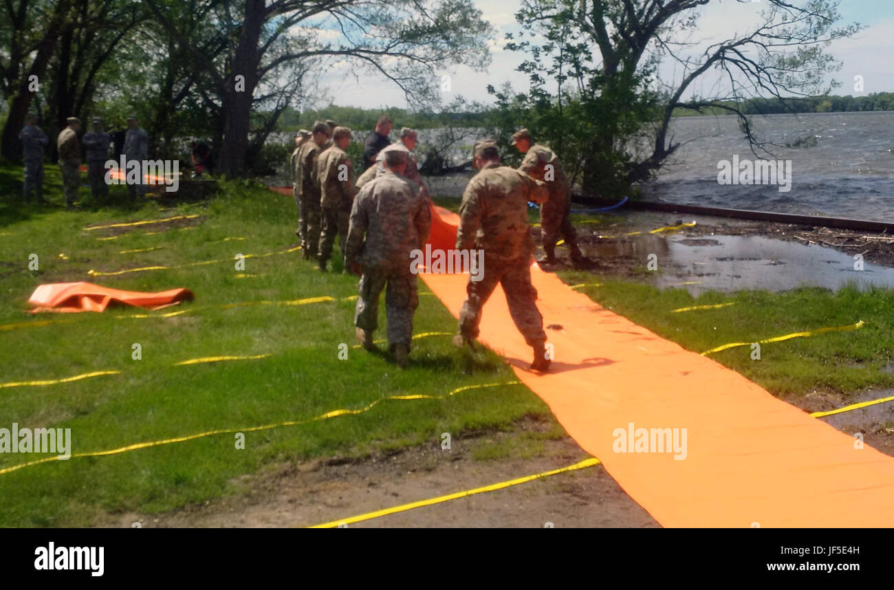 New York Army National Guard Soldiers deploy the Tiger Dam flood ...