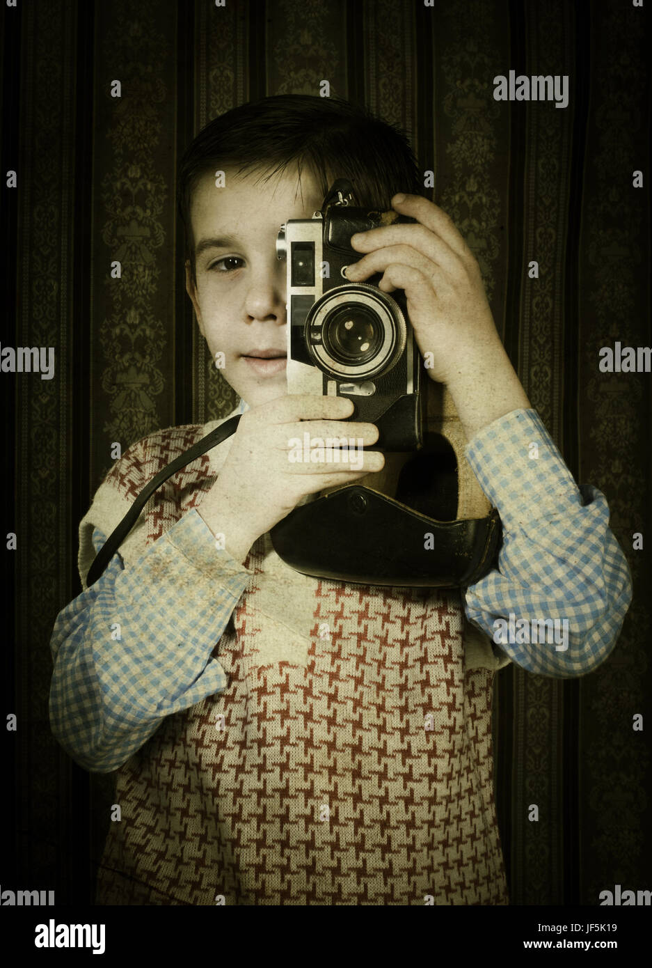 Child taking pictures with vintage camera Stock Photo - Alamy