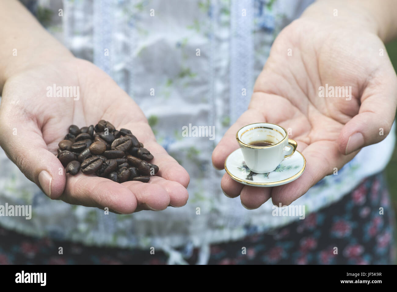 Hand hold small cup of coffee Stock Photo - Alamy