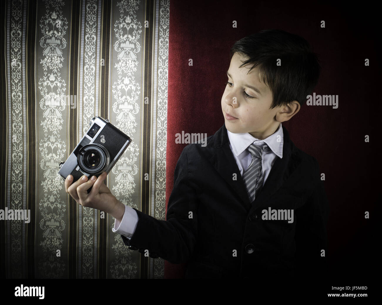Child taking pictures with vintage camera Stock Photo - Alamy
