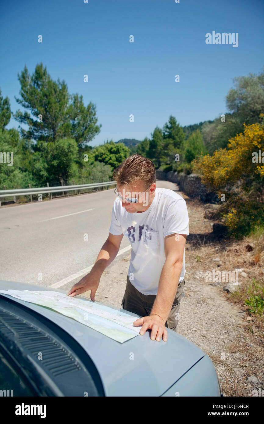 Man reading map on roadside Stock Photo - Alamy