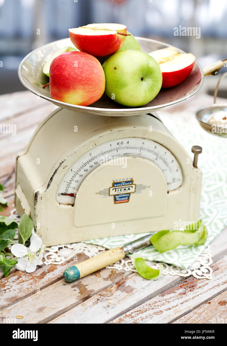 Apples on old-fashioned scale Stock Photo - Alamy