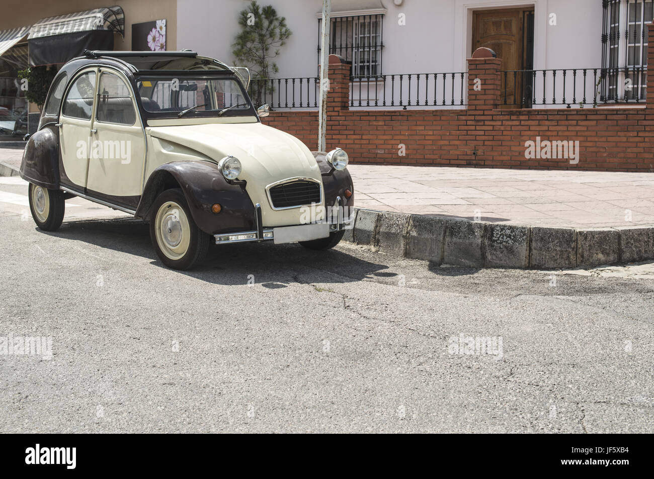 Vintage car in front of the house Stock Photo - Alamy