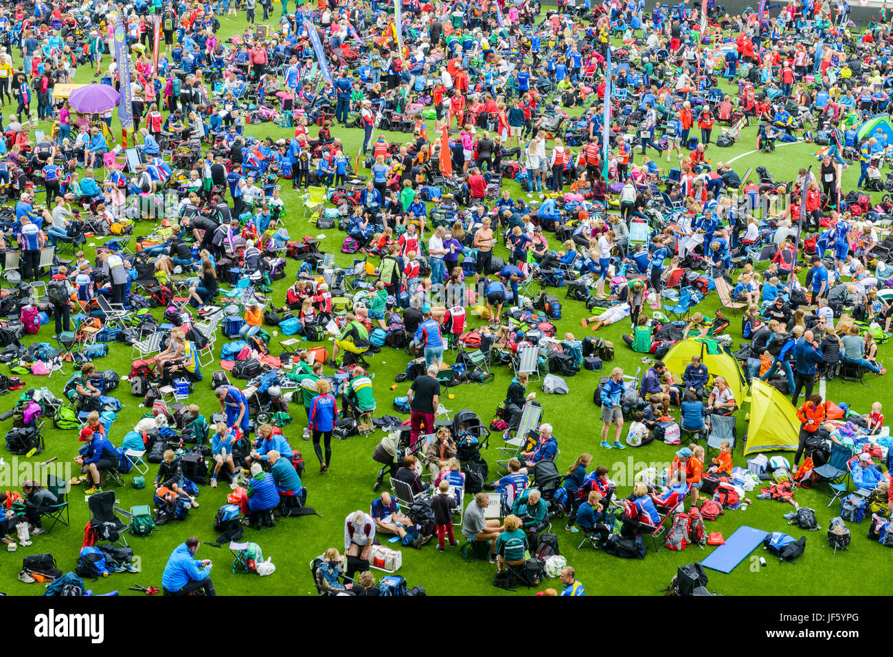 Sports crowding hi-res stock photography and images - Alamy