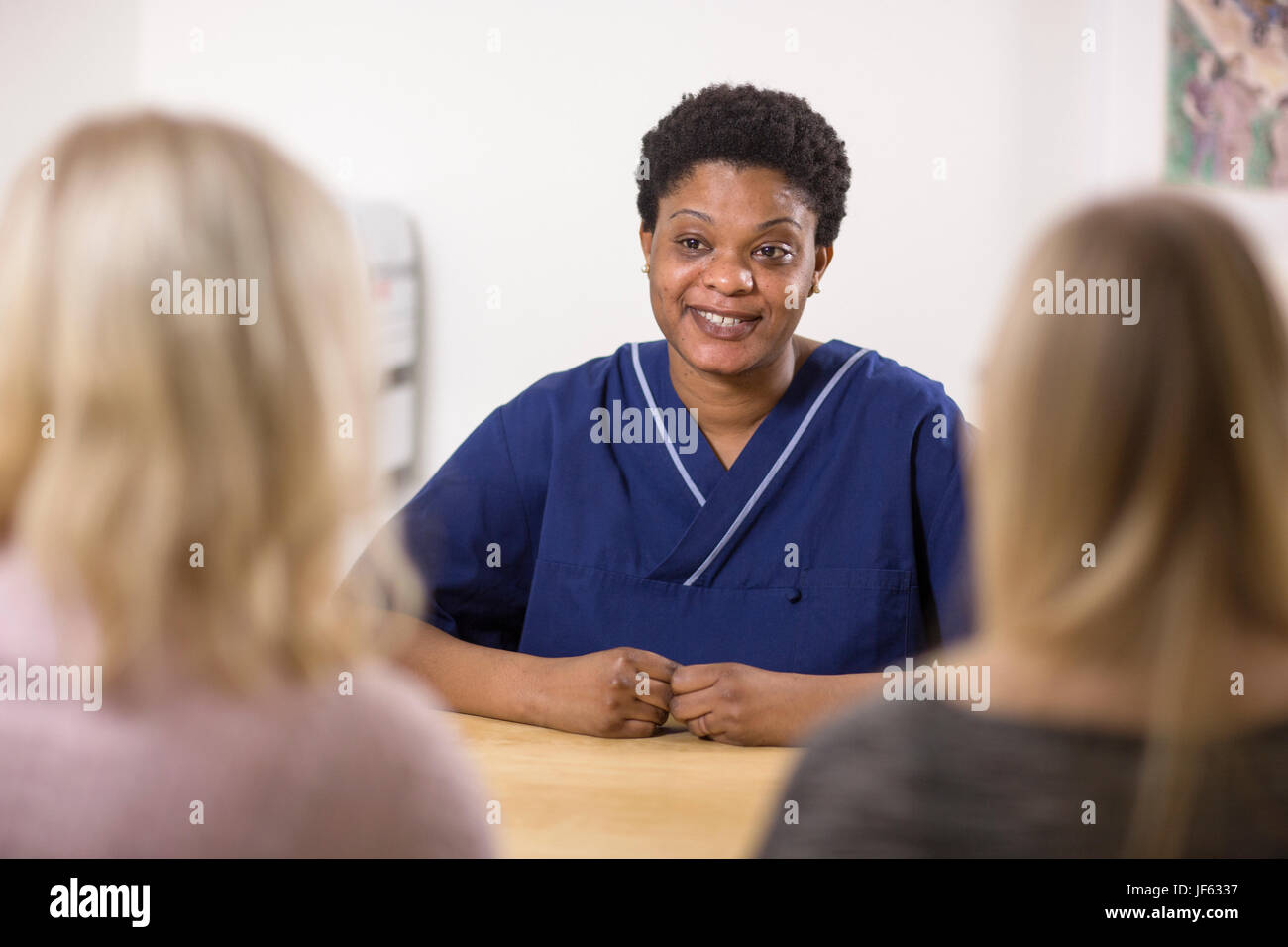 Health patients sitting talking hi-res stock photography and images - Alamy