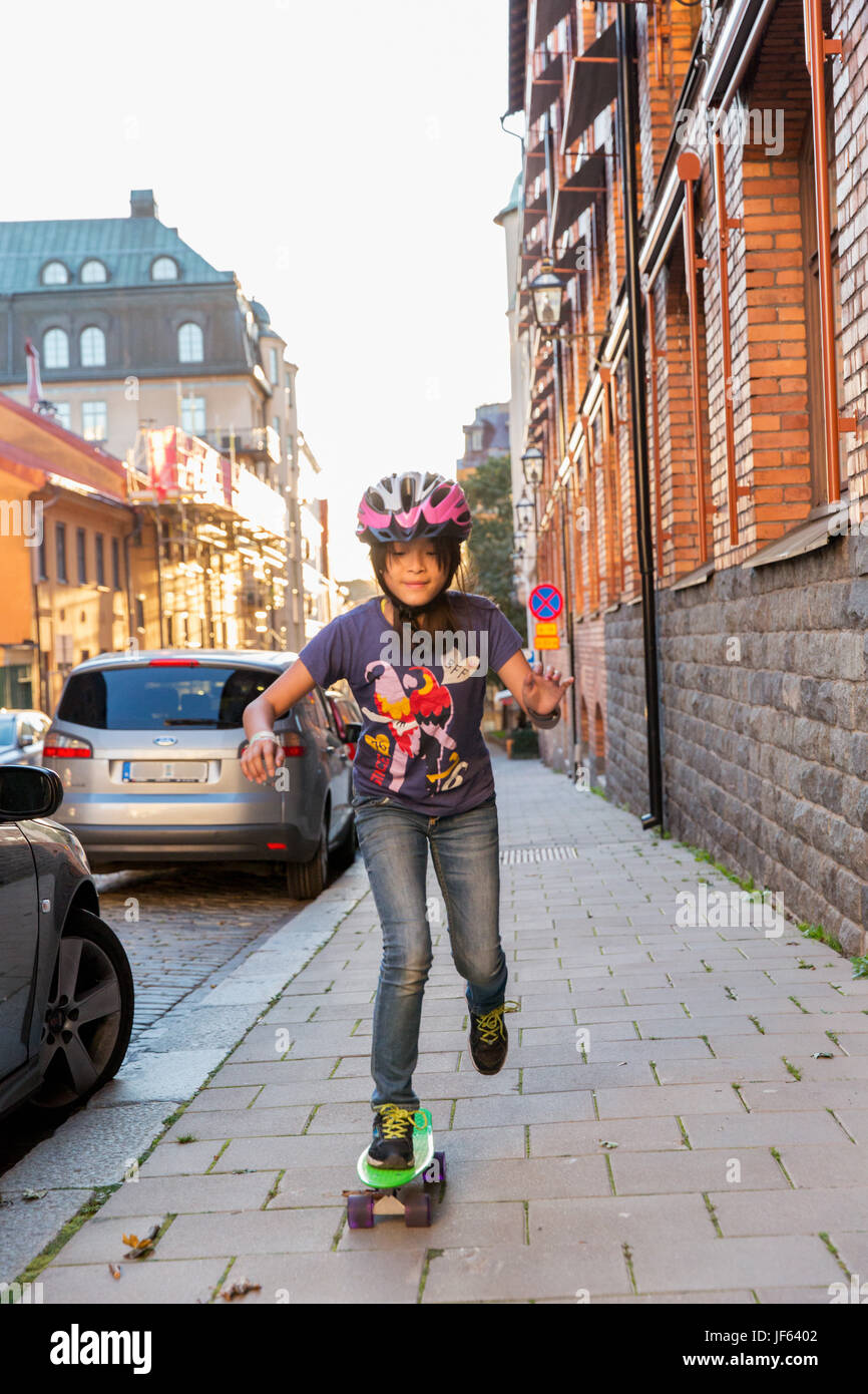 Skateboarding girl street hi-res stock photography and images - Alamy