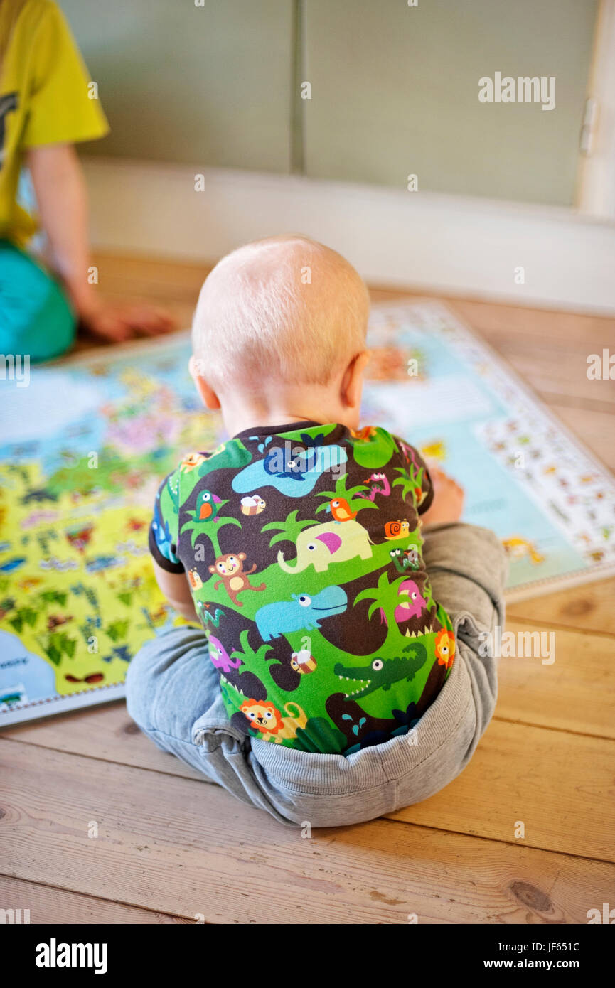 Boy looking at map hi-res stock photography and images - Alamy