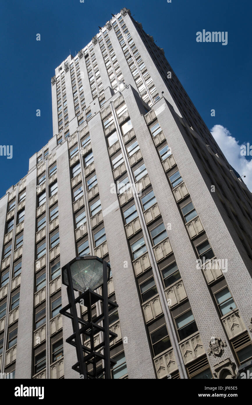 Diamond Shaped Street Light Pylons, Diamond District, fifth Avenue, NYC ...