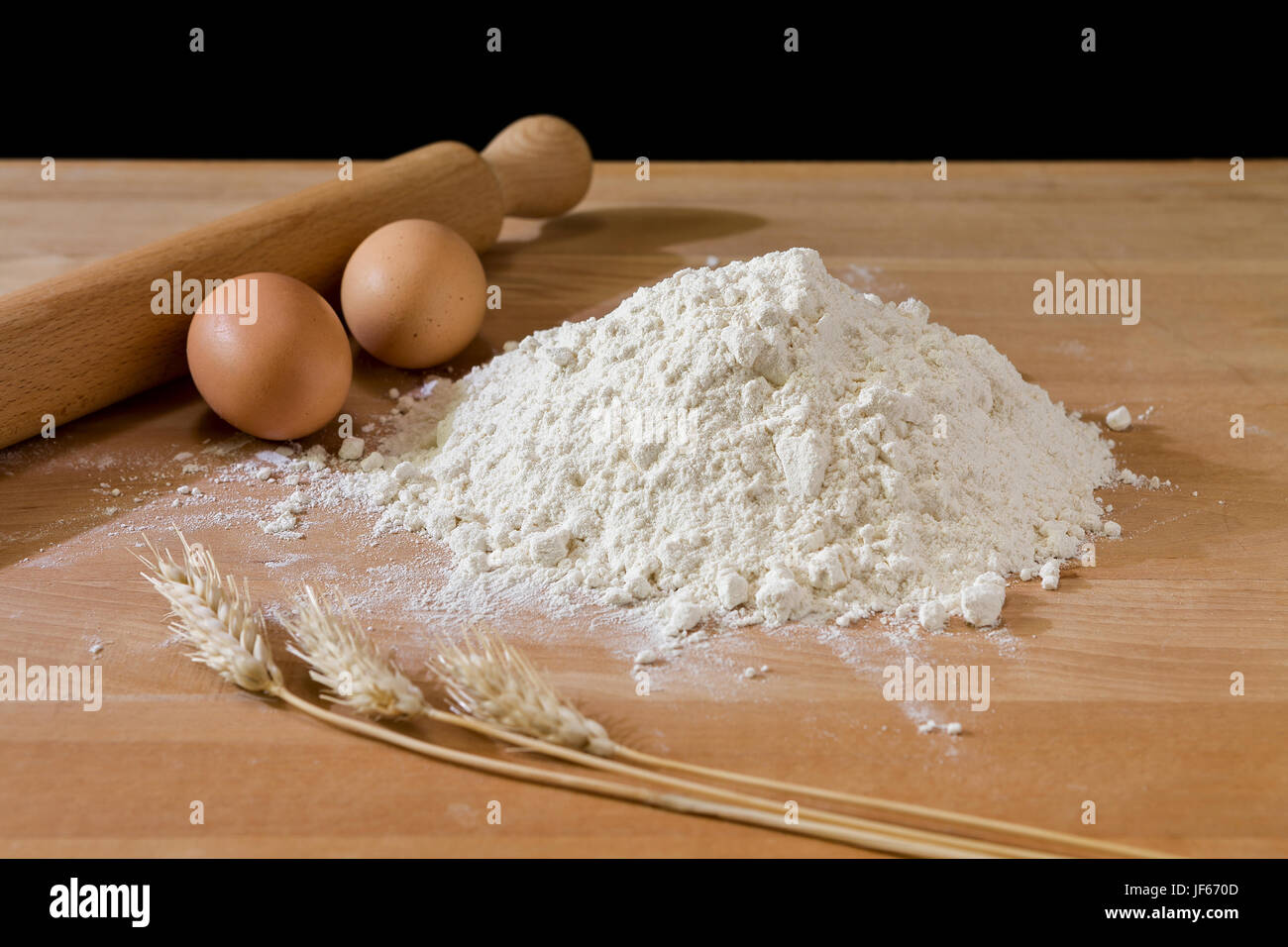 Flour on table hi-res stock photography and images - Alamy