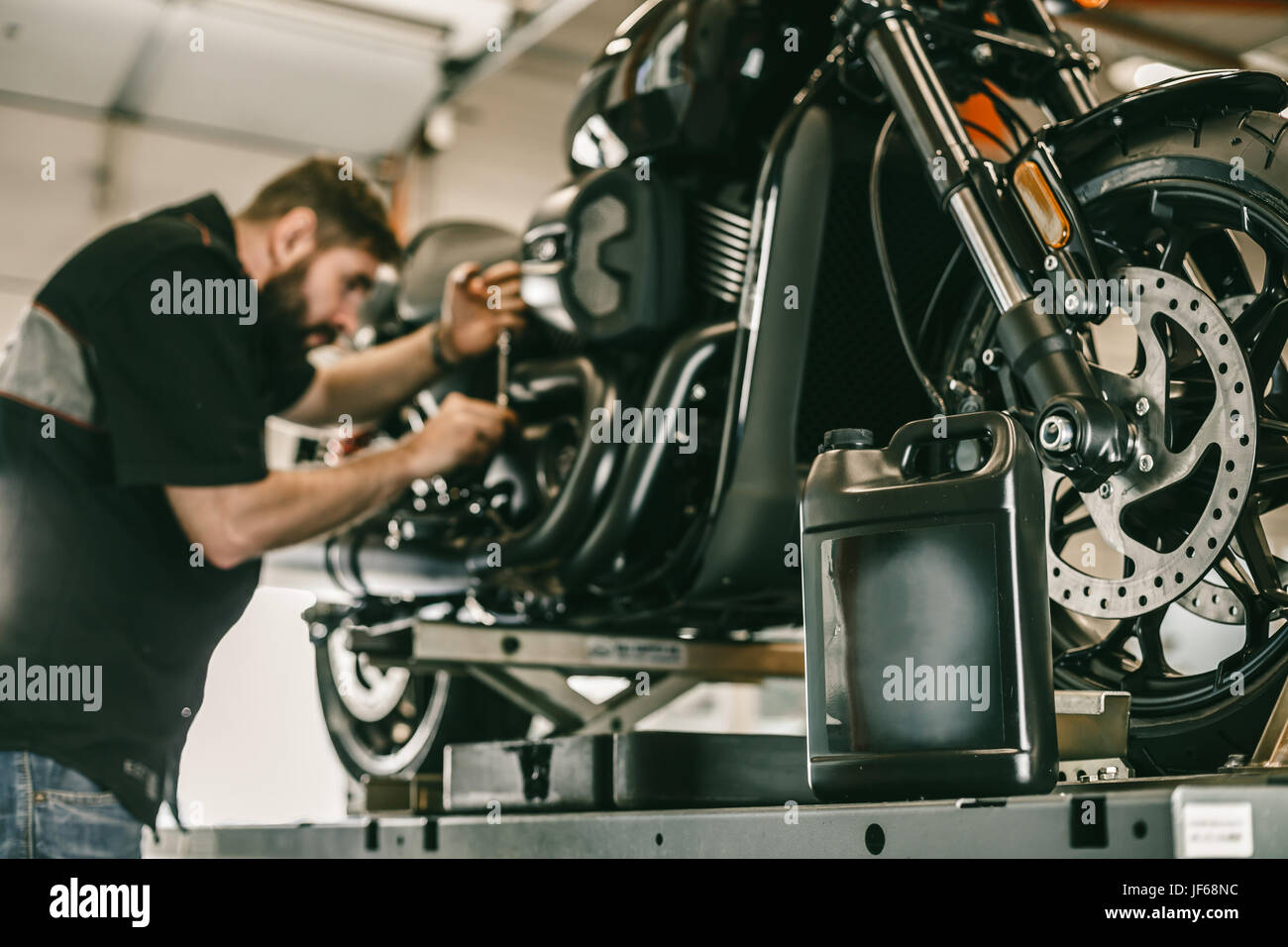 Replacing motor oil mechanic hi-res stock photography and images - Alamy