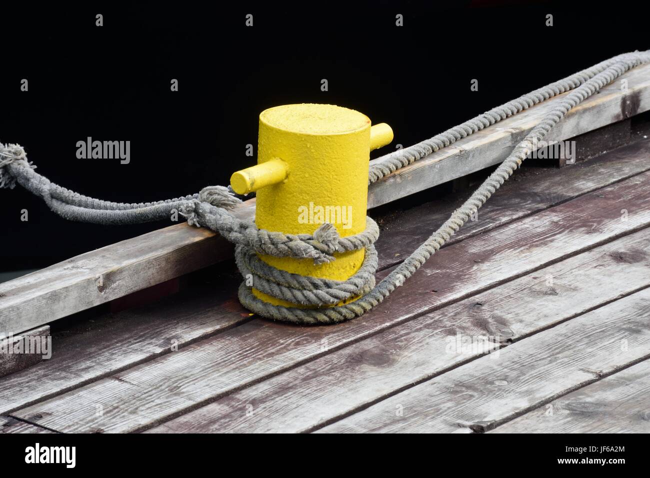 Boat Rope Tied Post Stock Photos & Boat Rope Tied Post Stock Images - Alamy