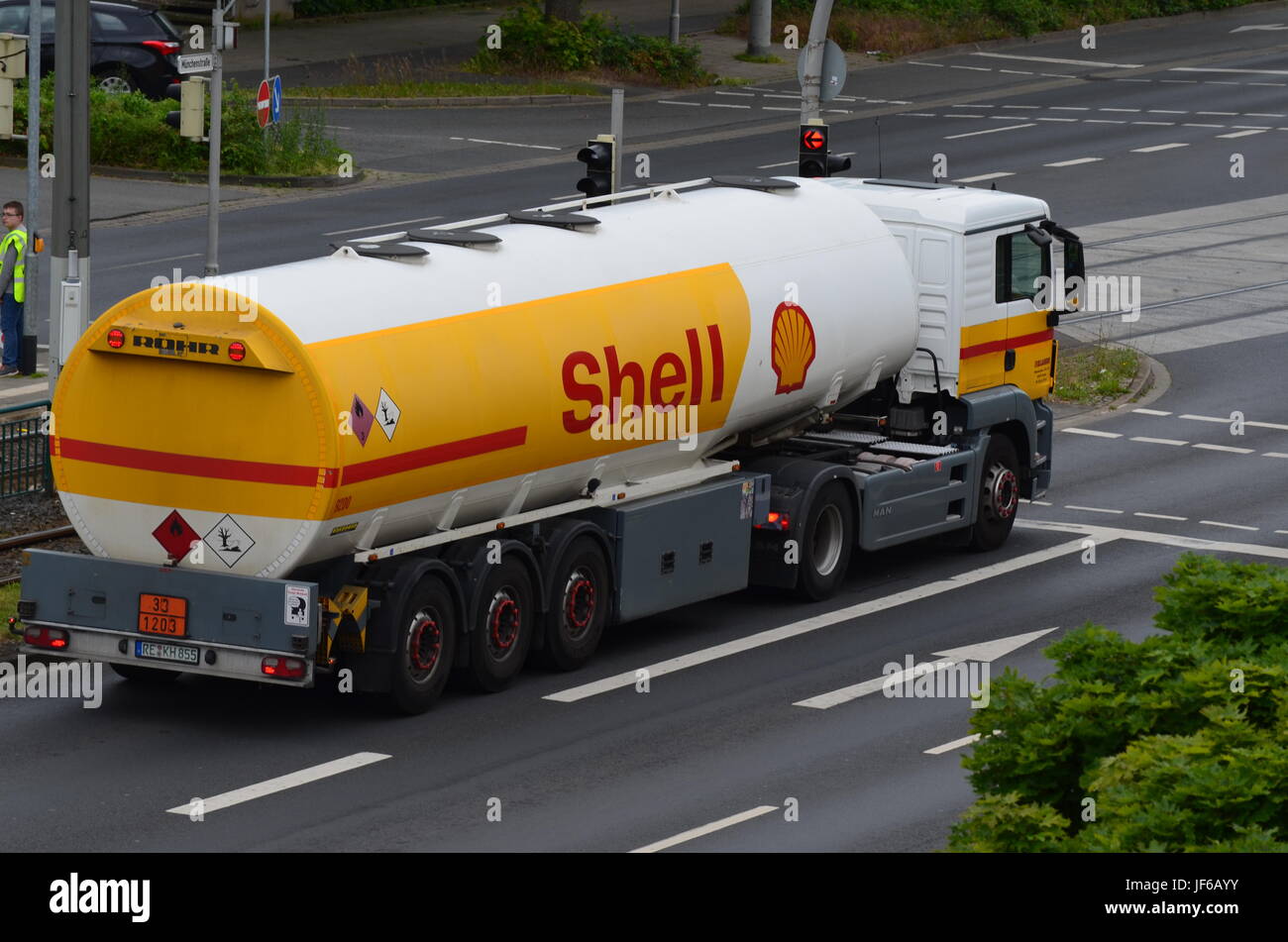 Shell truck hi-res stock photography and images - Alamy