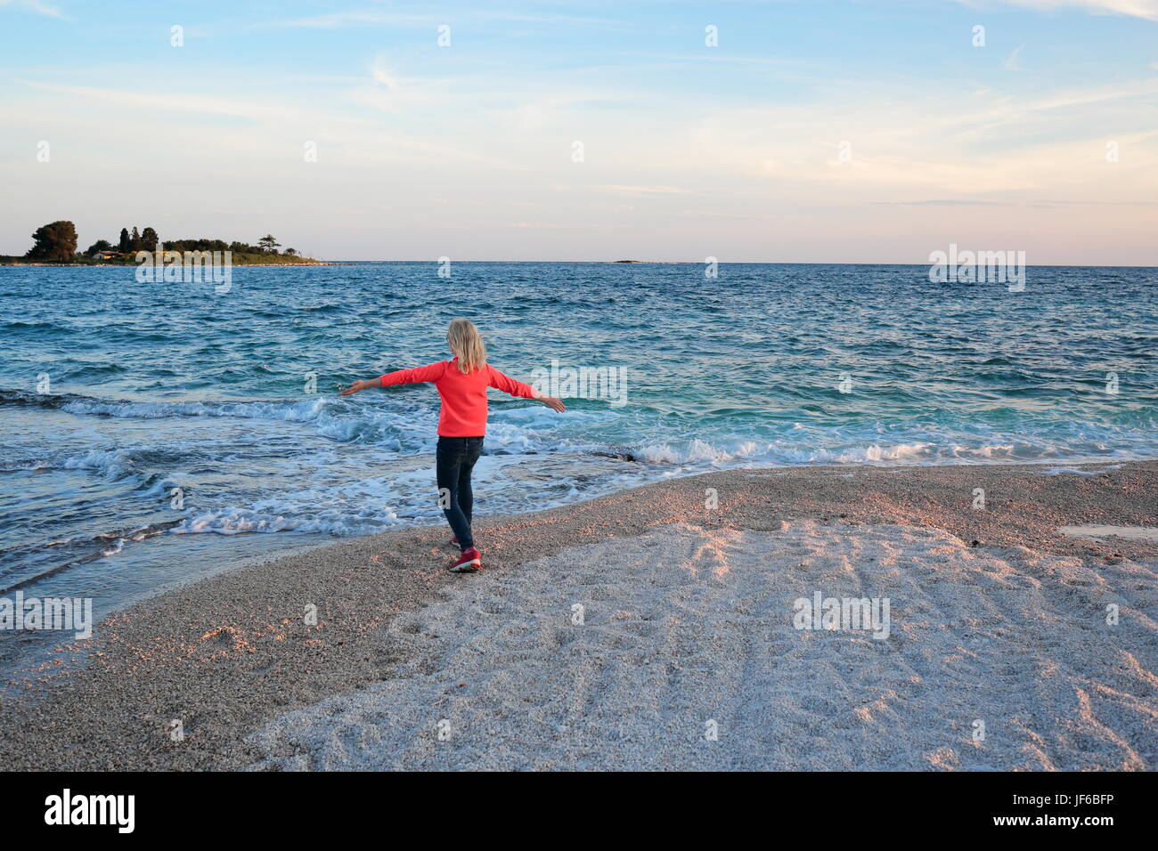 Girl by ocean hi-res stock photography and images - Alamy