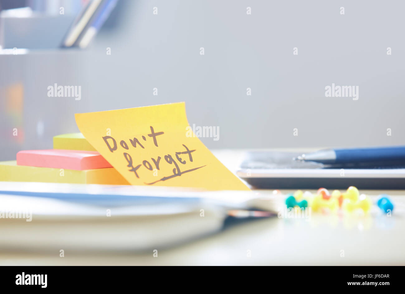 Do not forget text on adhesive note Stock Photo - Alamy
