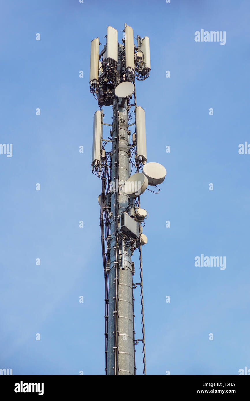 Mobile cellphone transmission pole hi-res stock photography and images ...