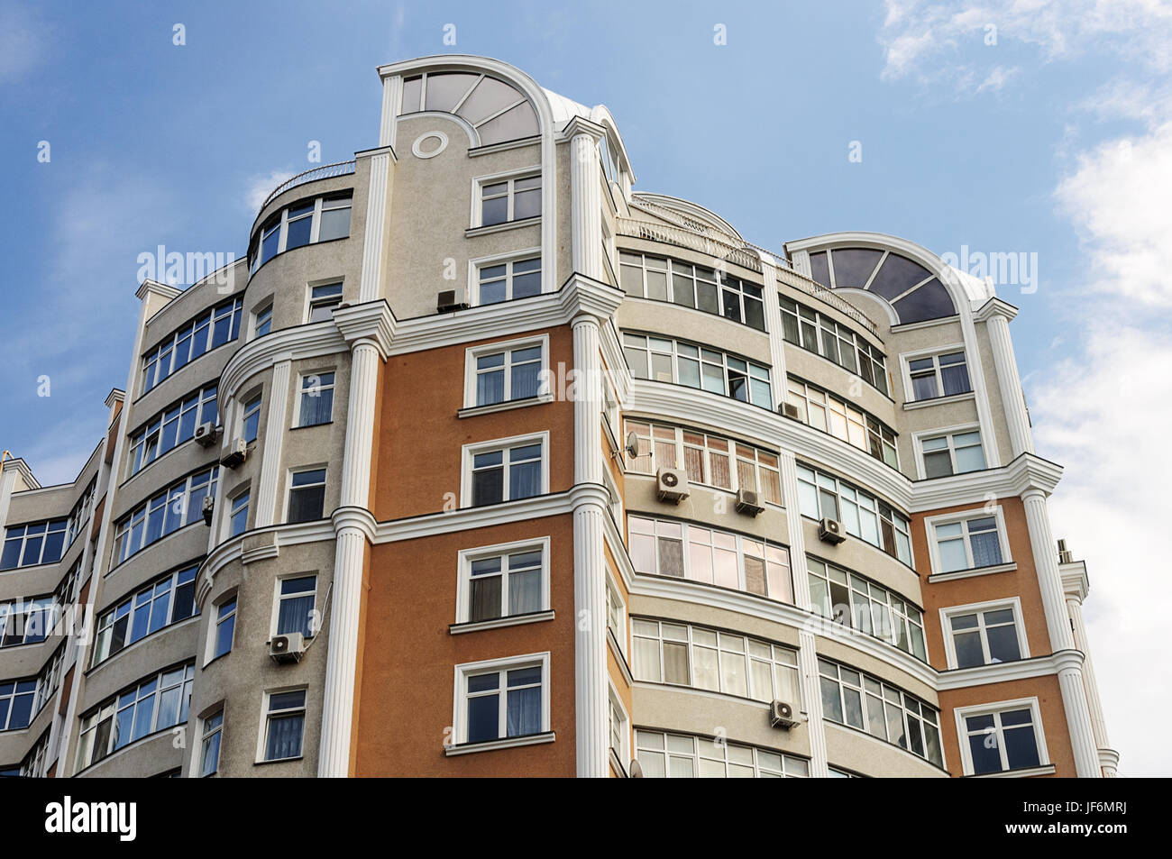 Multi storied high rise building hi-res stock photography and images ...