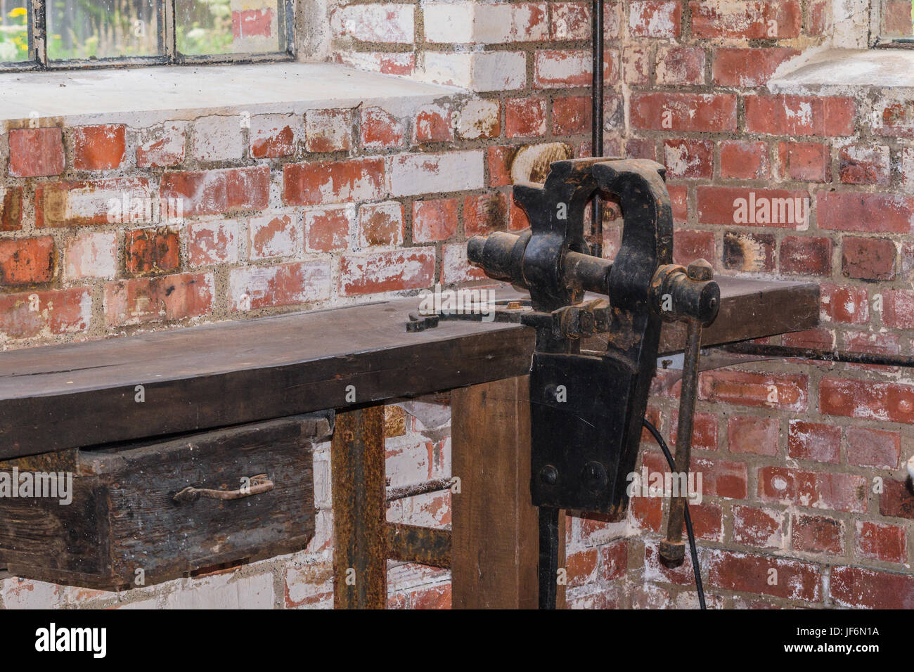 Old bench vice hi-res stock photography and images - Alamy