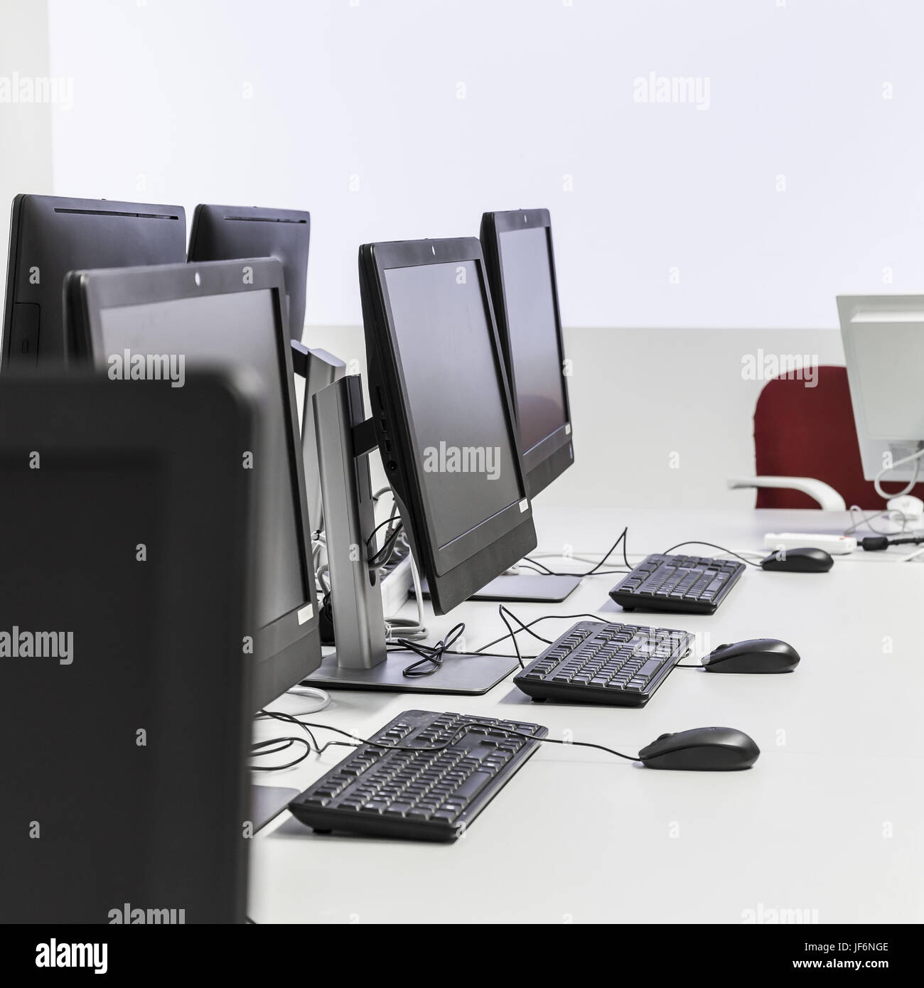Training room with monitor hi-res stock photography and images - Alamy