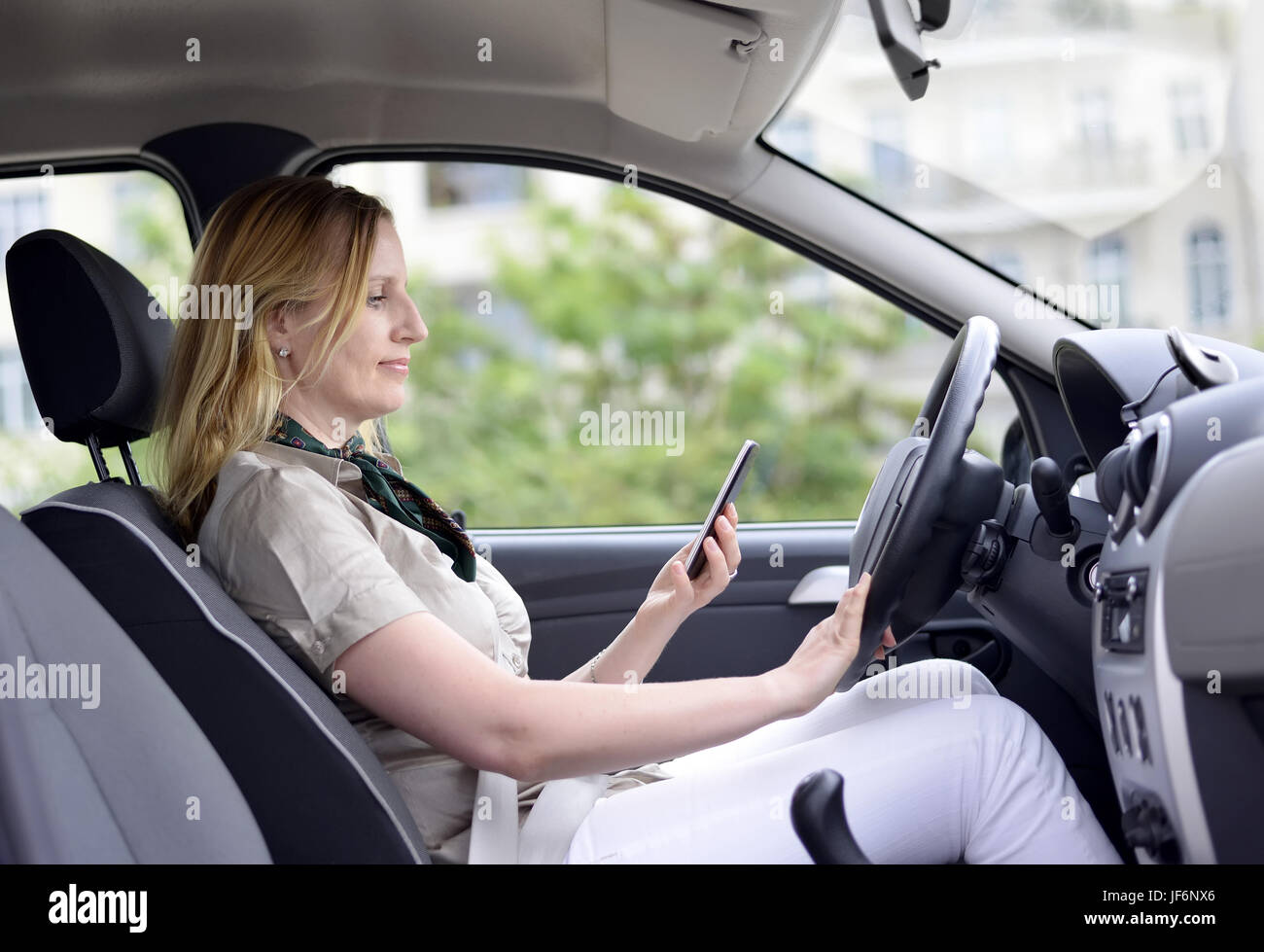 Handy auto fahren hi-res stock photography and images - Alamy