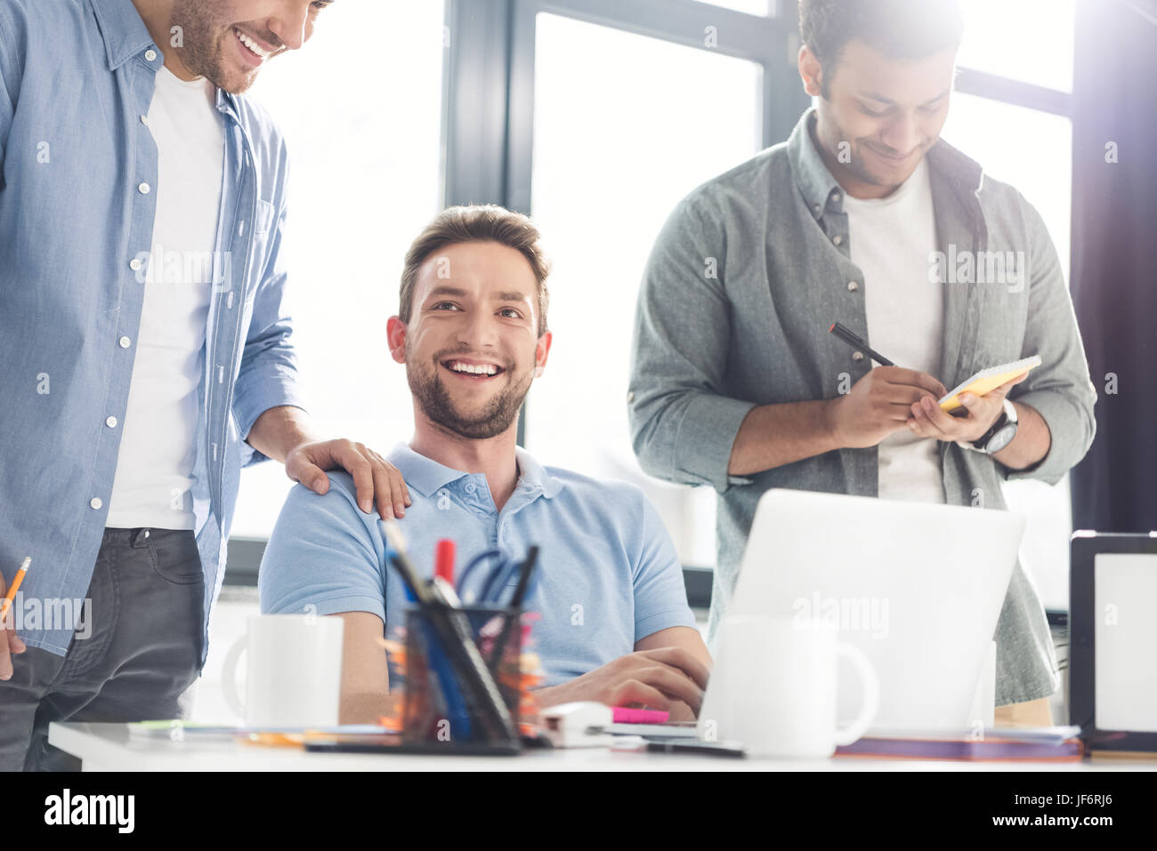Casual teamwork hi-res stock photography and images - Alamy