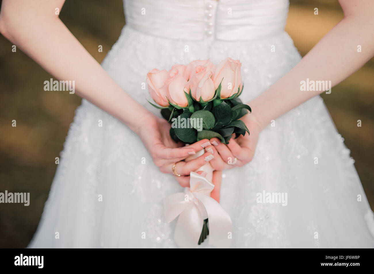 Back of beautiful bride with bridal bunch Stock Photo - Alamy