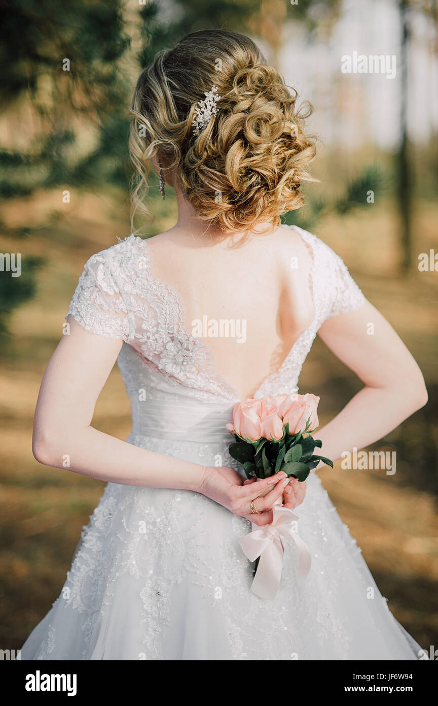 Back of beautiful bride with bridal bunch Stock Photo - Alamy