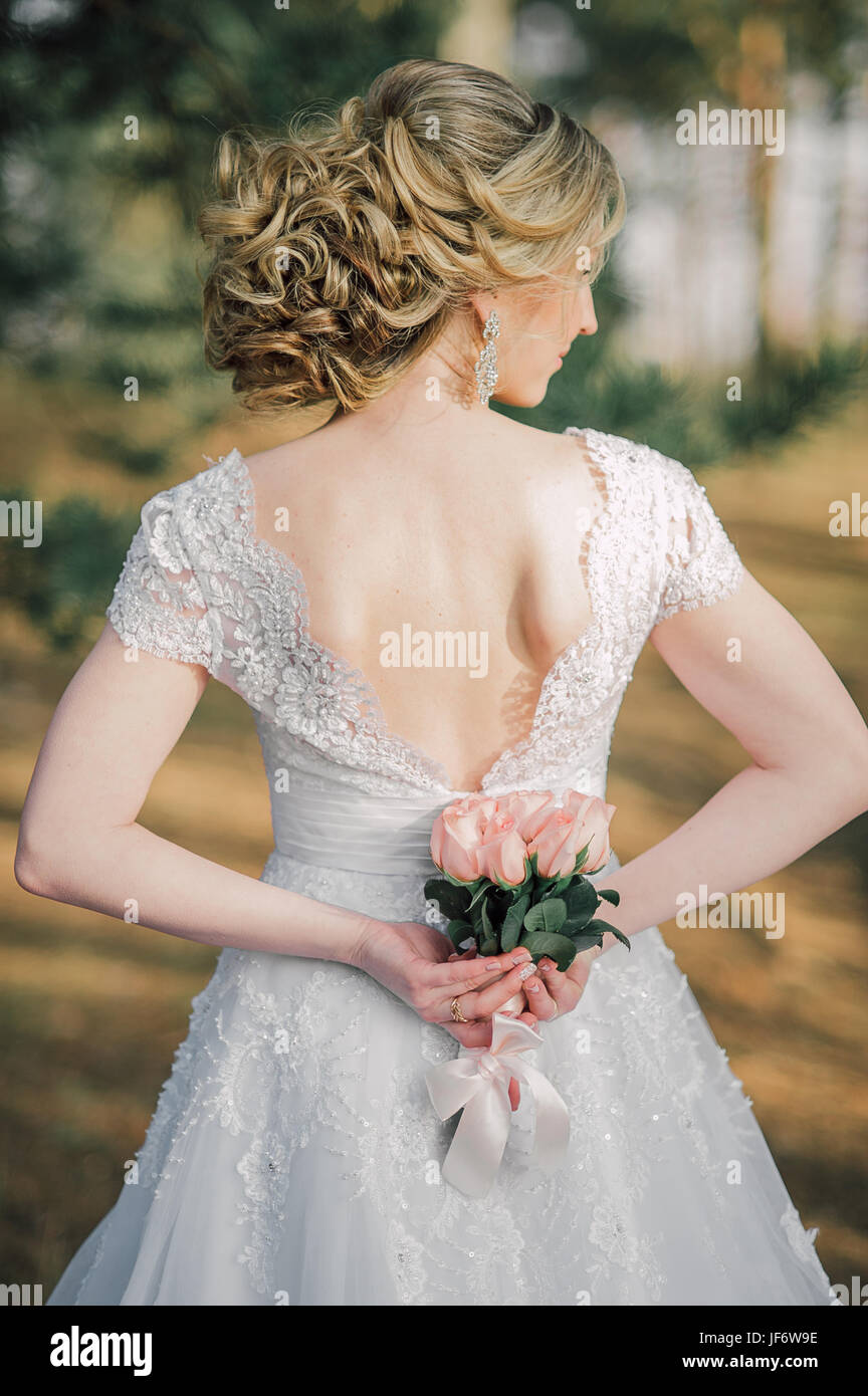 Back of beautiful bride with bridal bunch Stock Photo - Alamy