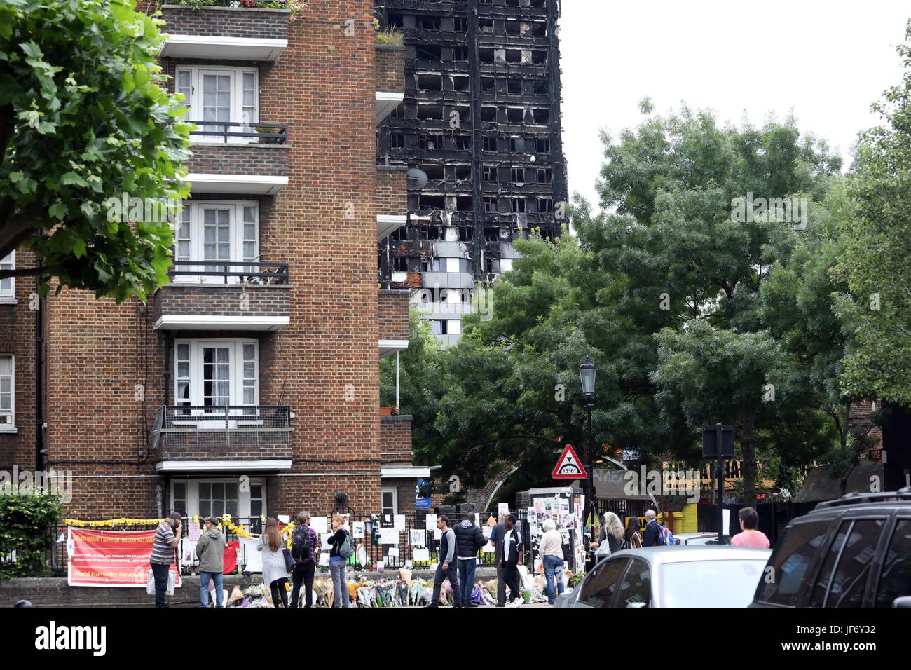Grenfell Tower burnt out shell and tributes to the dead Stock Photo - Alamy