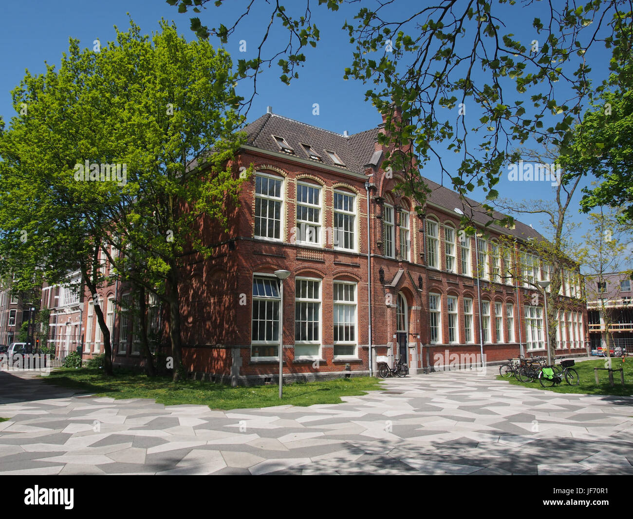 The Schoolgebouw Tweede Leeghwaterstraat 7 is a historic school ...