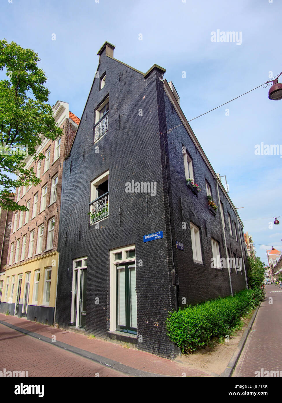 Lijnbaansgracht at the intersection with Gietersstraat, a vibrant ...