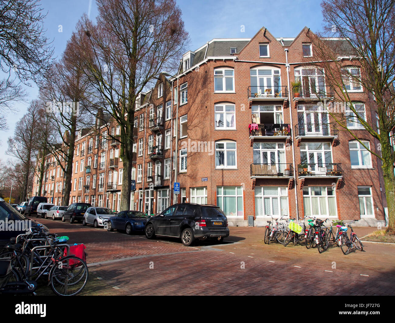 The intersection of Spaarndammerstraat and Houtmankade is located in ...