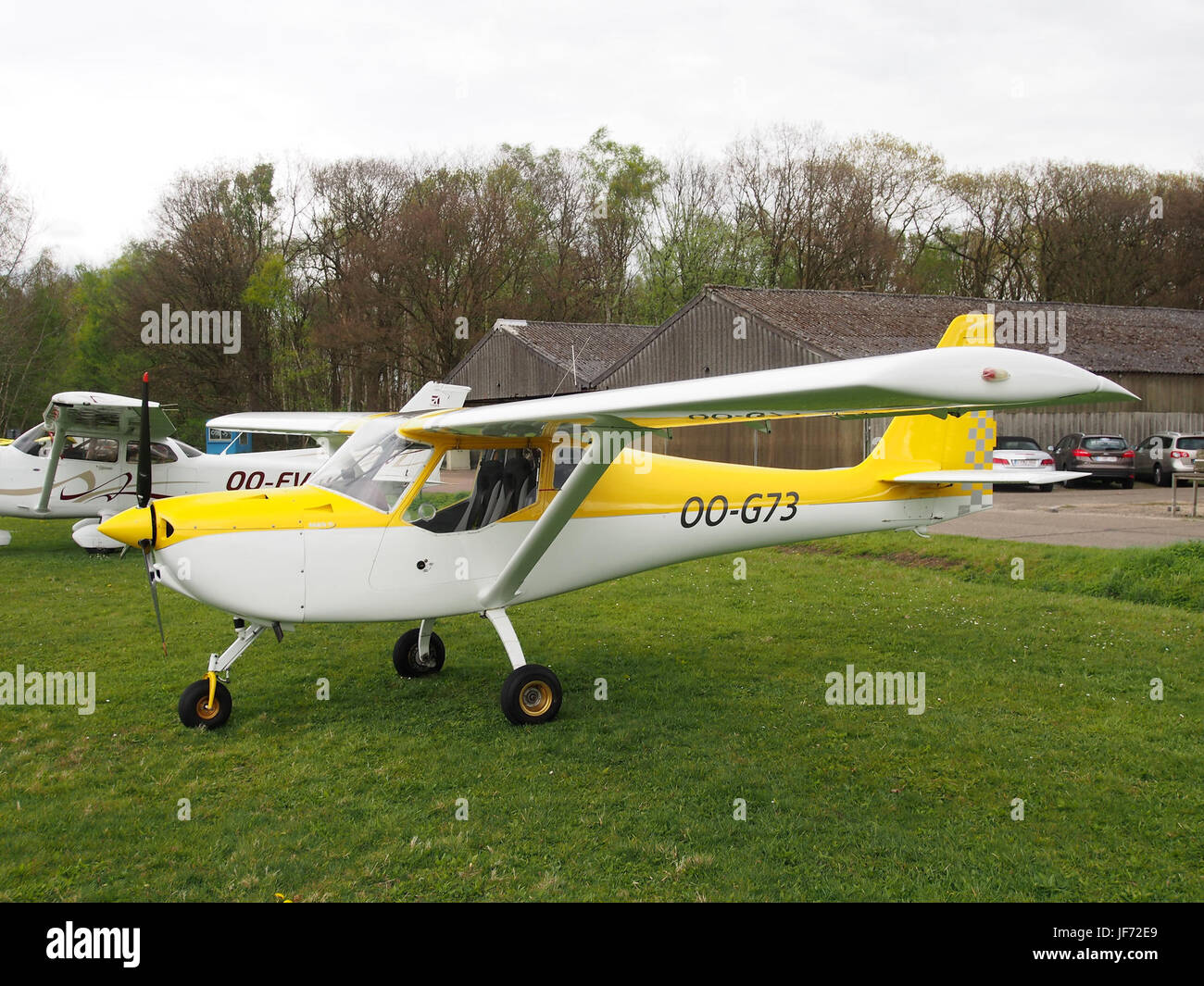 Aircraft and airports activities hi-res stock photography and images ...