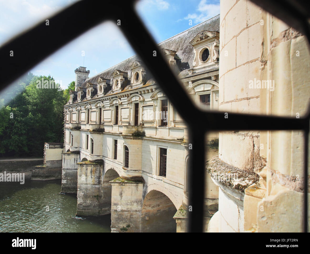 The Château de Chenonceau is a renowned French castle located in the ...