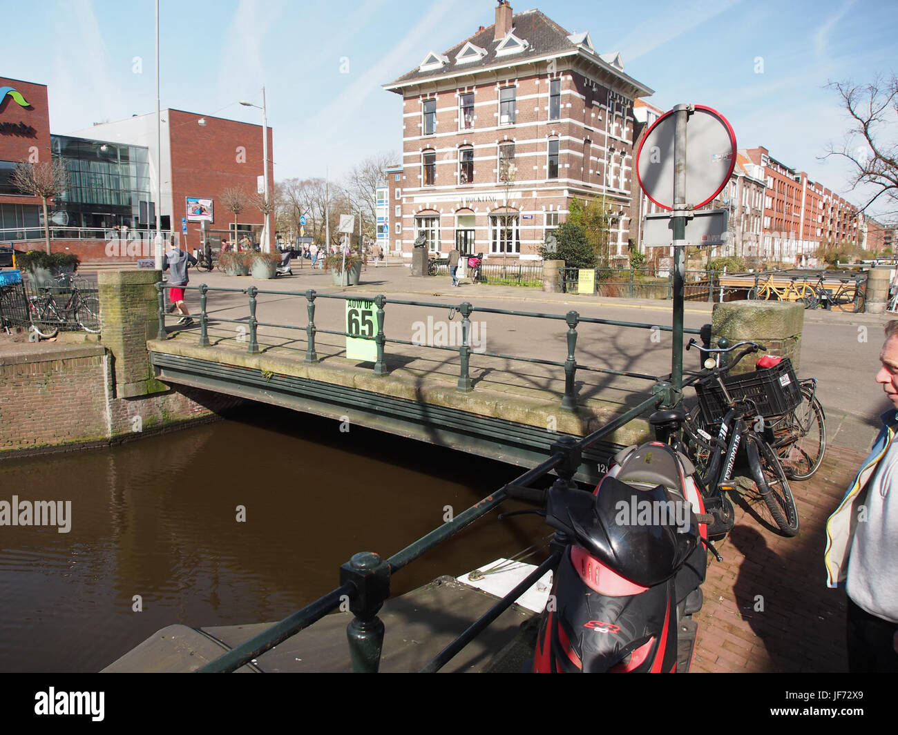 Bridge 128 in Westerstaat, crossing over the Lijnbaangracht in ...