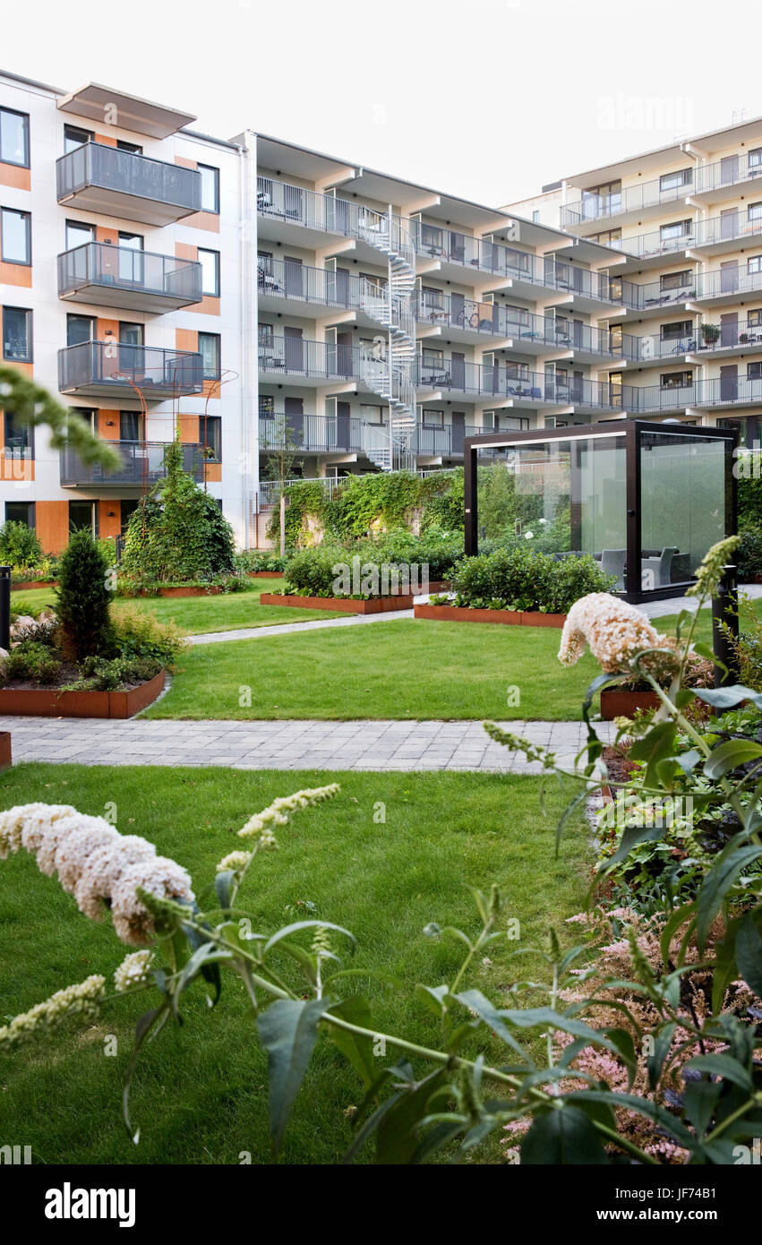 Garden in front of apartment buildings Stock Photo - Alamy