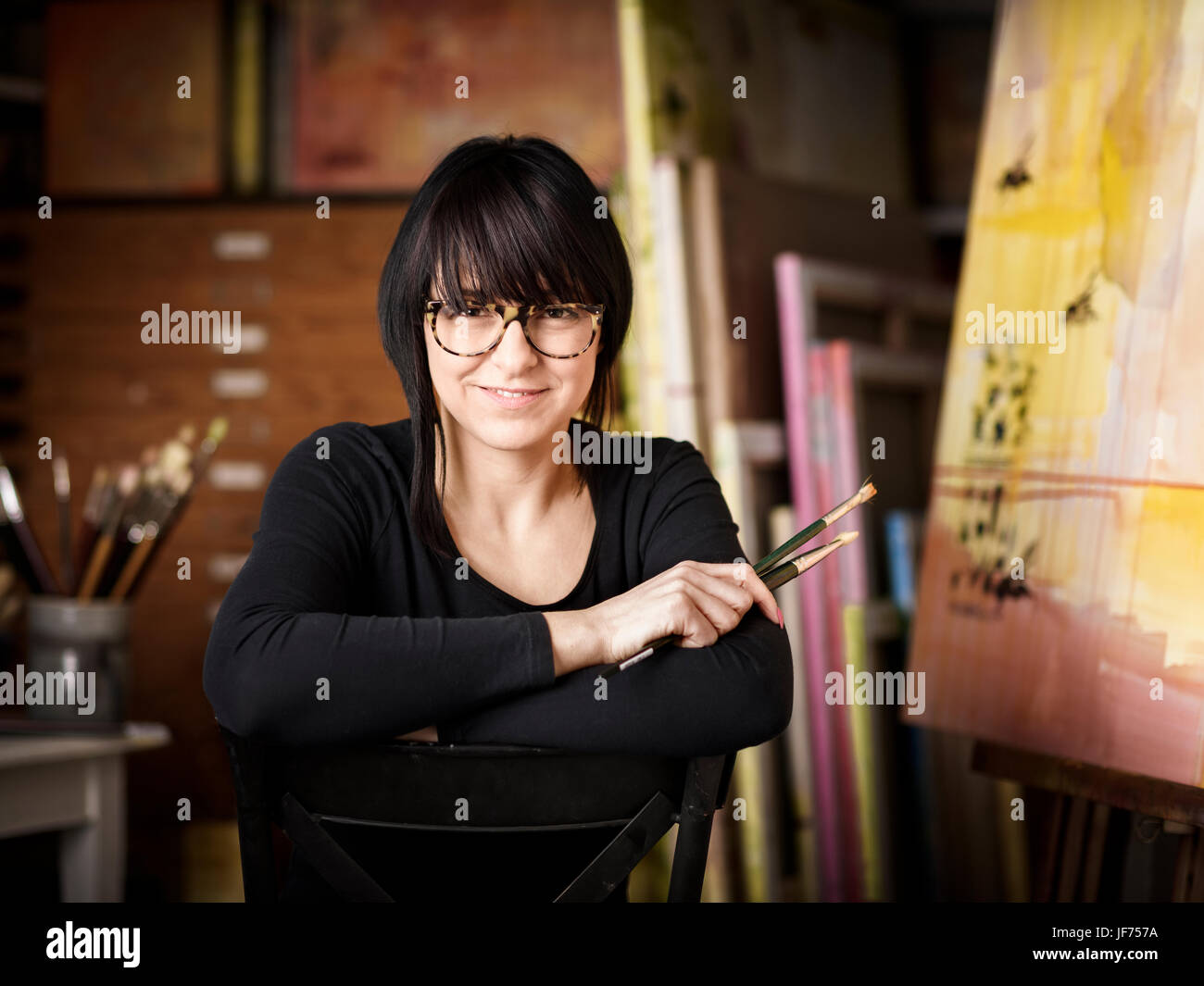 Portrait of female painter in studio Stock Photo - Alamy