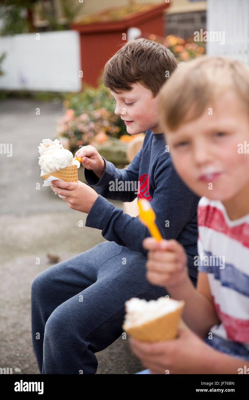 Two boys eating ice-cream Stock Photo - Alamy