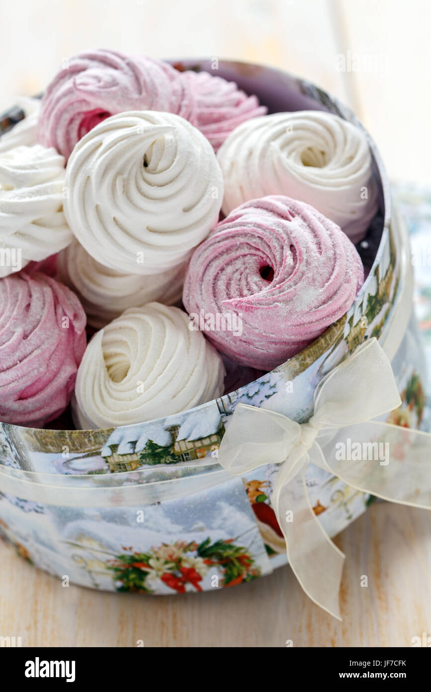 Marshmallow in gift box hi-res stock photography and images - Alamy