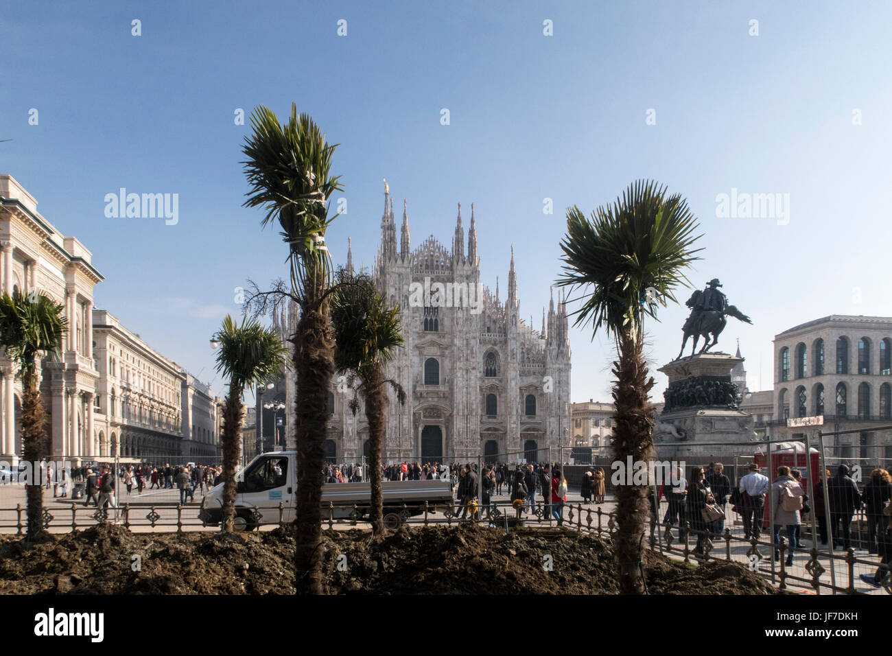 Piazza duomo palms hi-res stock photography and images - Alamy