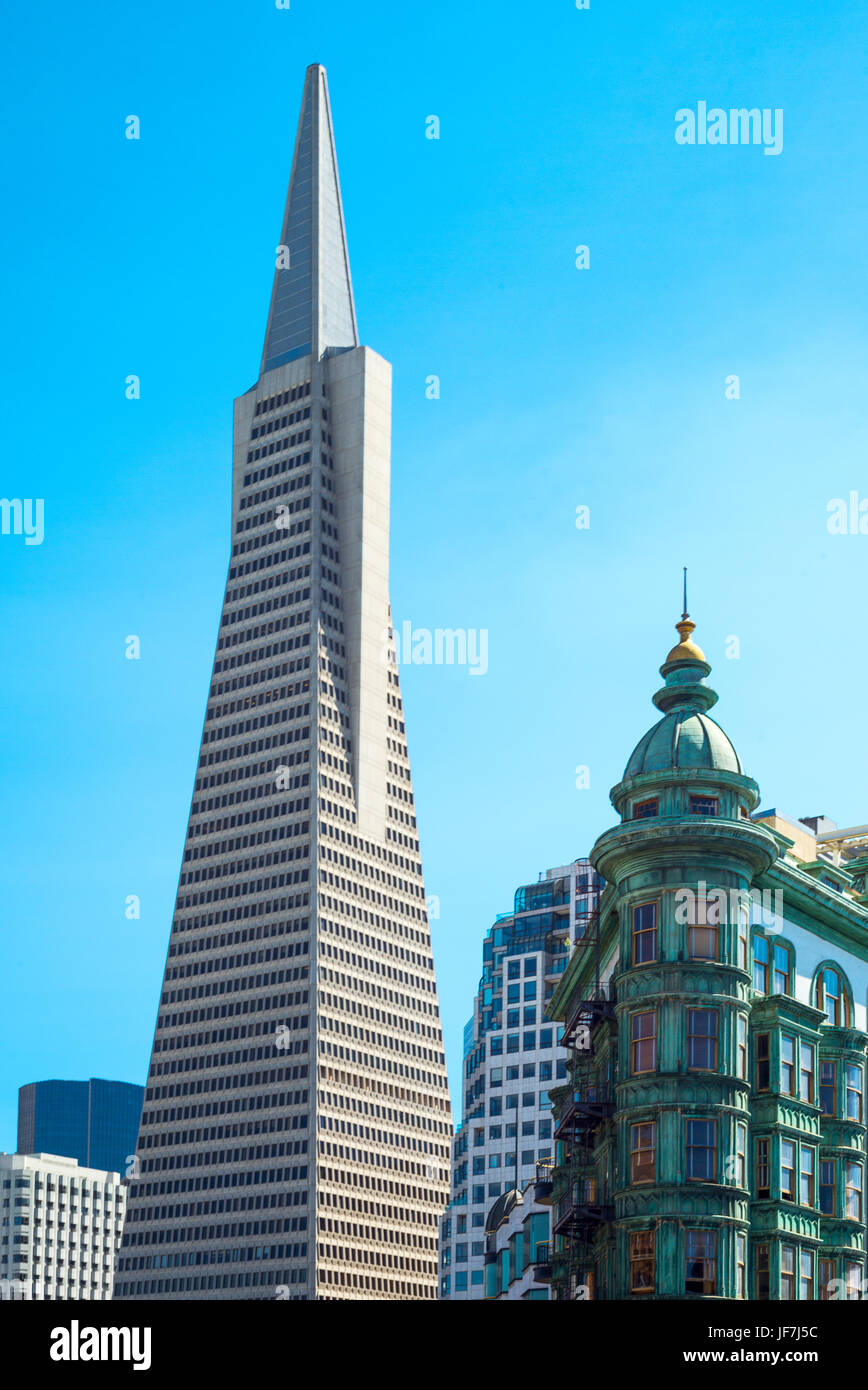 Vintage building pyramid hi-res stock photography and images - Alamy