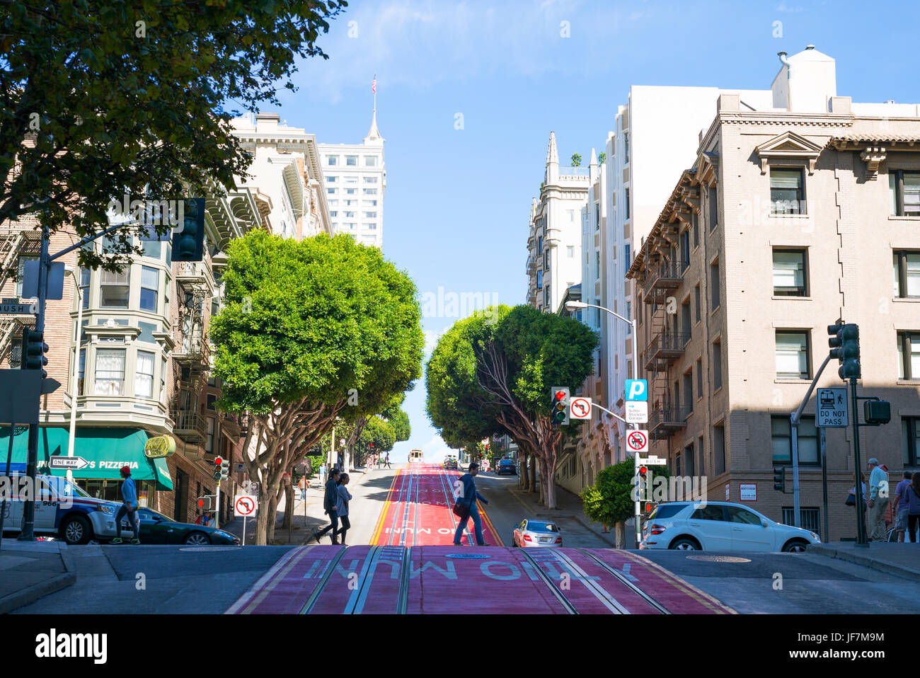 People crossing the cable car tracks in mason street hi-res stock ...