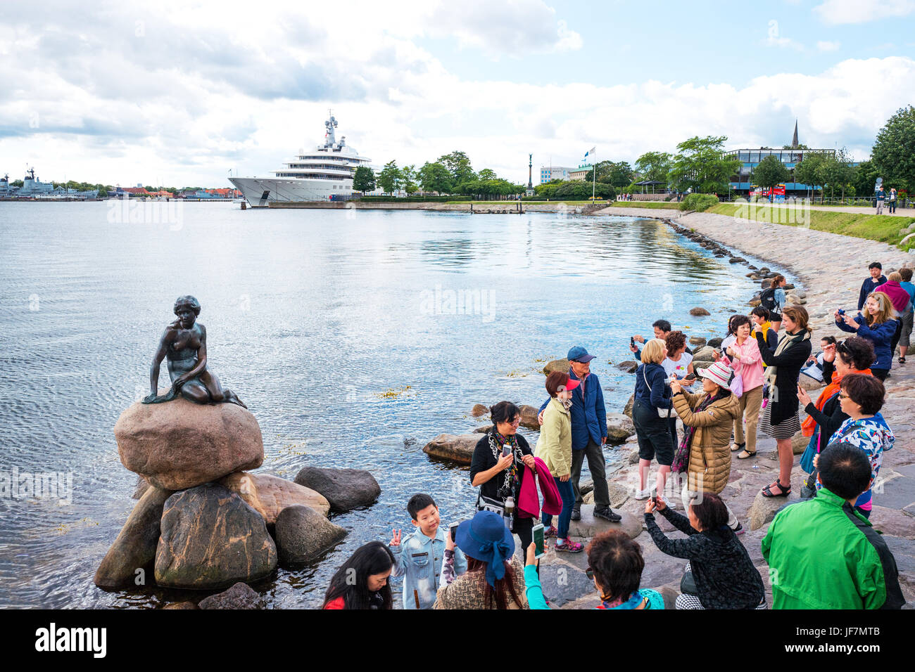 Statue of the little mermaid hi-res stock photography and images - Alamy