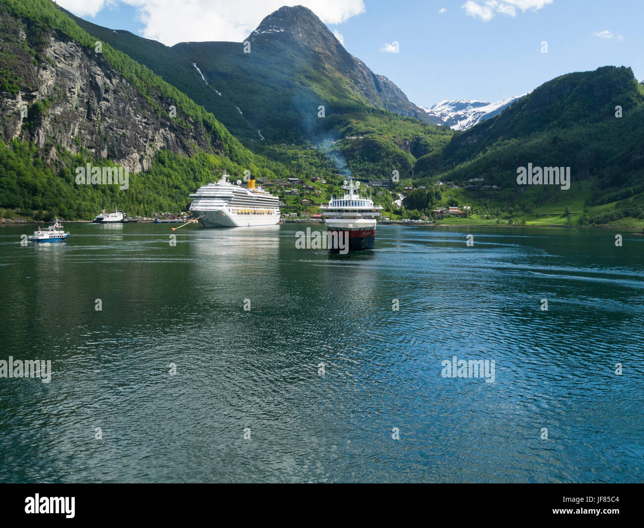 Looking along Geirangerfjorden Geiranger village with moored cruise ...