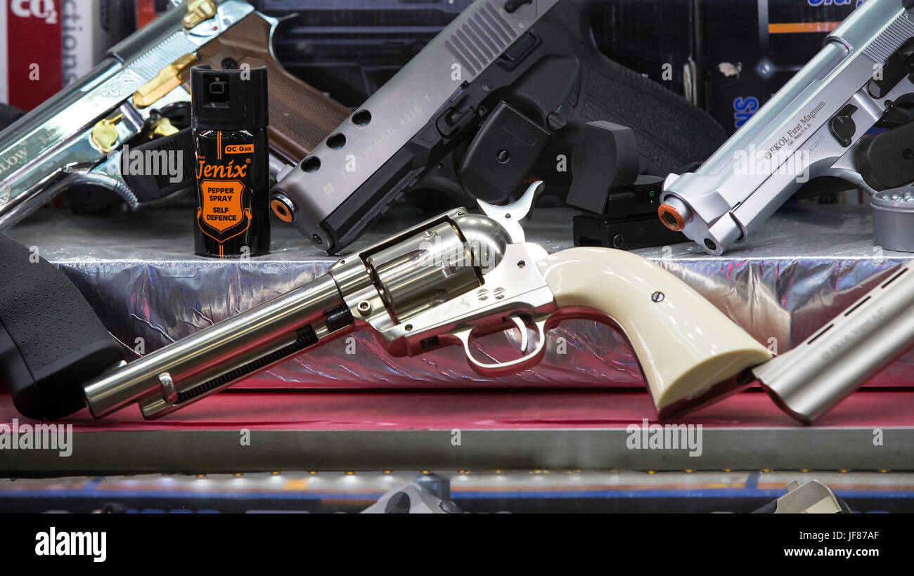 Pistola revolver hi-res stock photography and images - Alamy