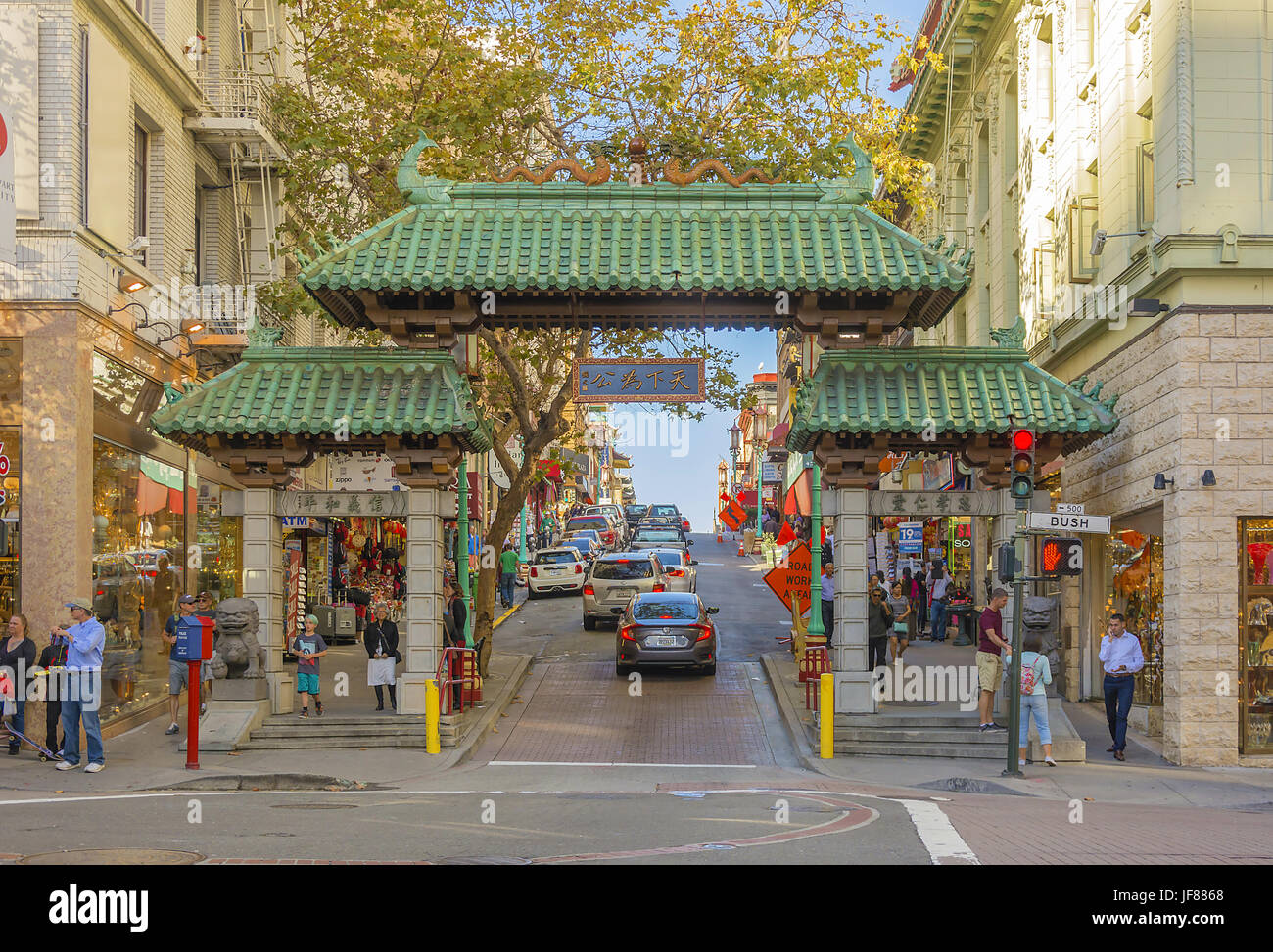 San francisco chinatown dragon gate hi-res stock photography and images ...