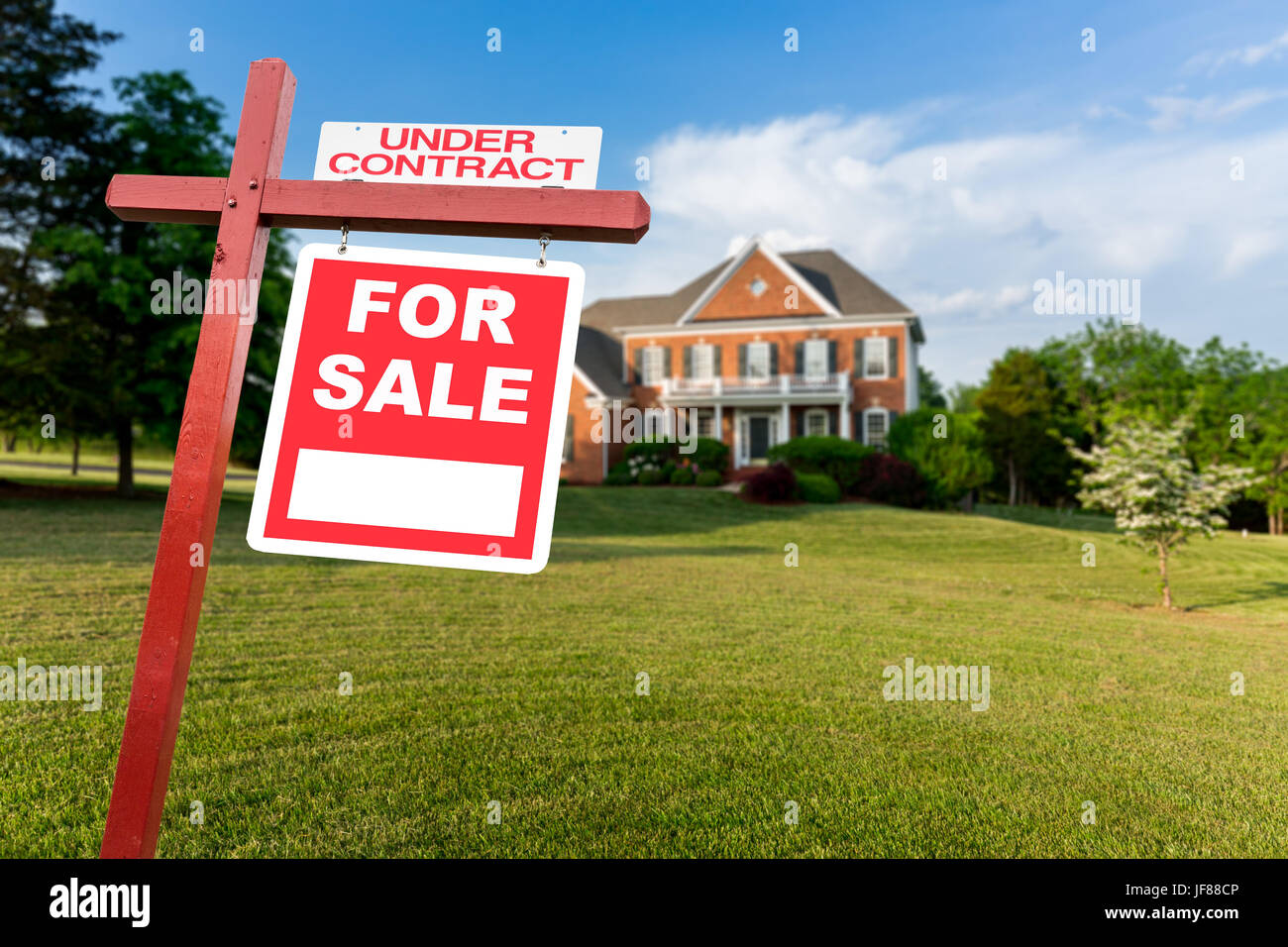 Home sale under contract sign hi-res stock photography and images - Alamy