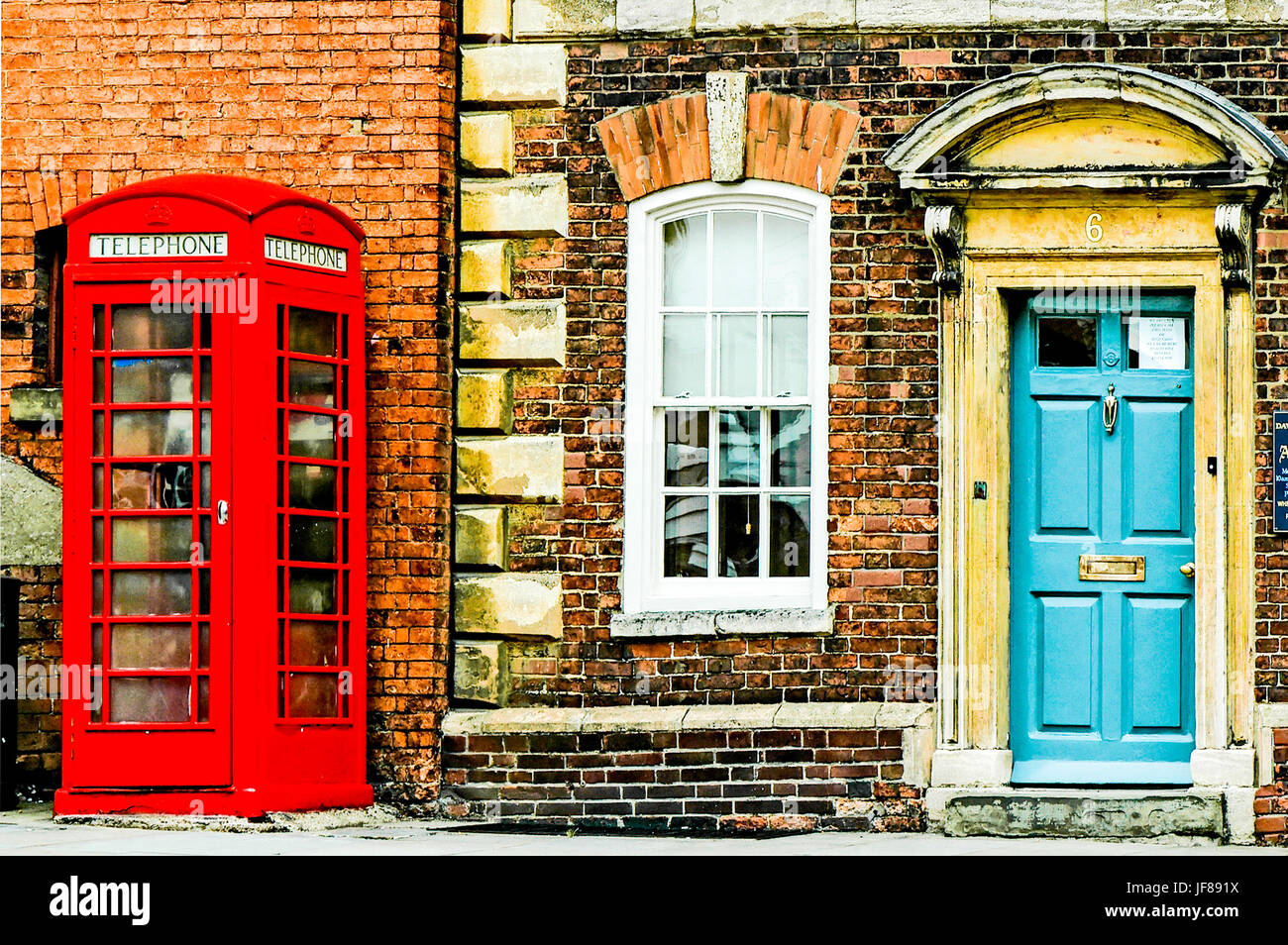 Typical english: frontdoor and telephone box; typisch englisch ...