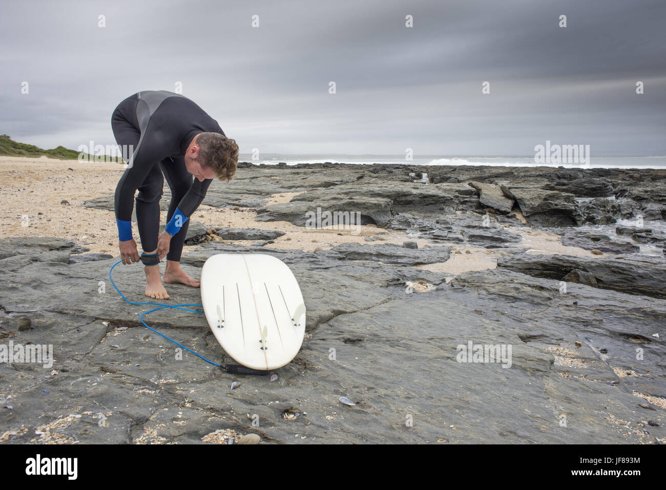 Surfer preparing to surf Stock Photo - Alamy