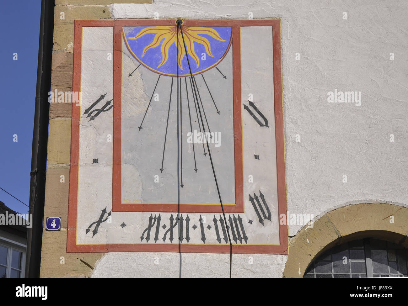 Sun dial hi-res stock photography and images - Alamy